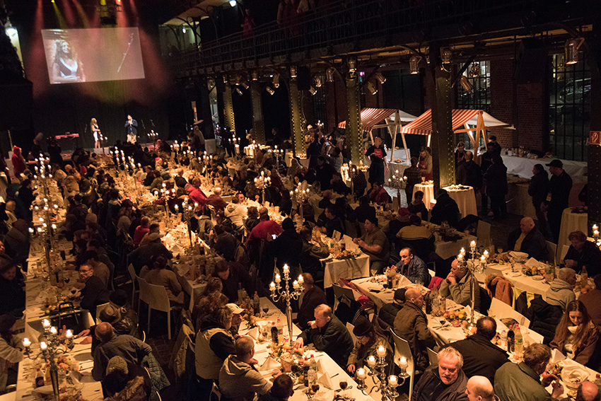 Mehr als eine warme Mahlzeit: Großes Festmahl in der Fischauktionshalle