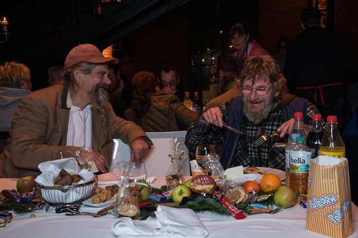 Mehr als eine warme Mahlzeit: Großes Festmahl in der Fischauktionshalle ...