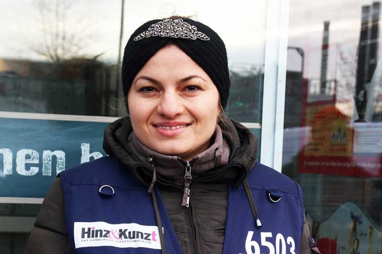 Denisa verkauft Hinz&Kunzt vor Edeka in Uetersen | Hinz&Kunzt