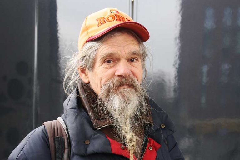 Jan verkauft Hinz&Kunzt auf dem Isemarkt | Hinz&Kunzt