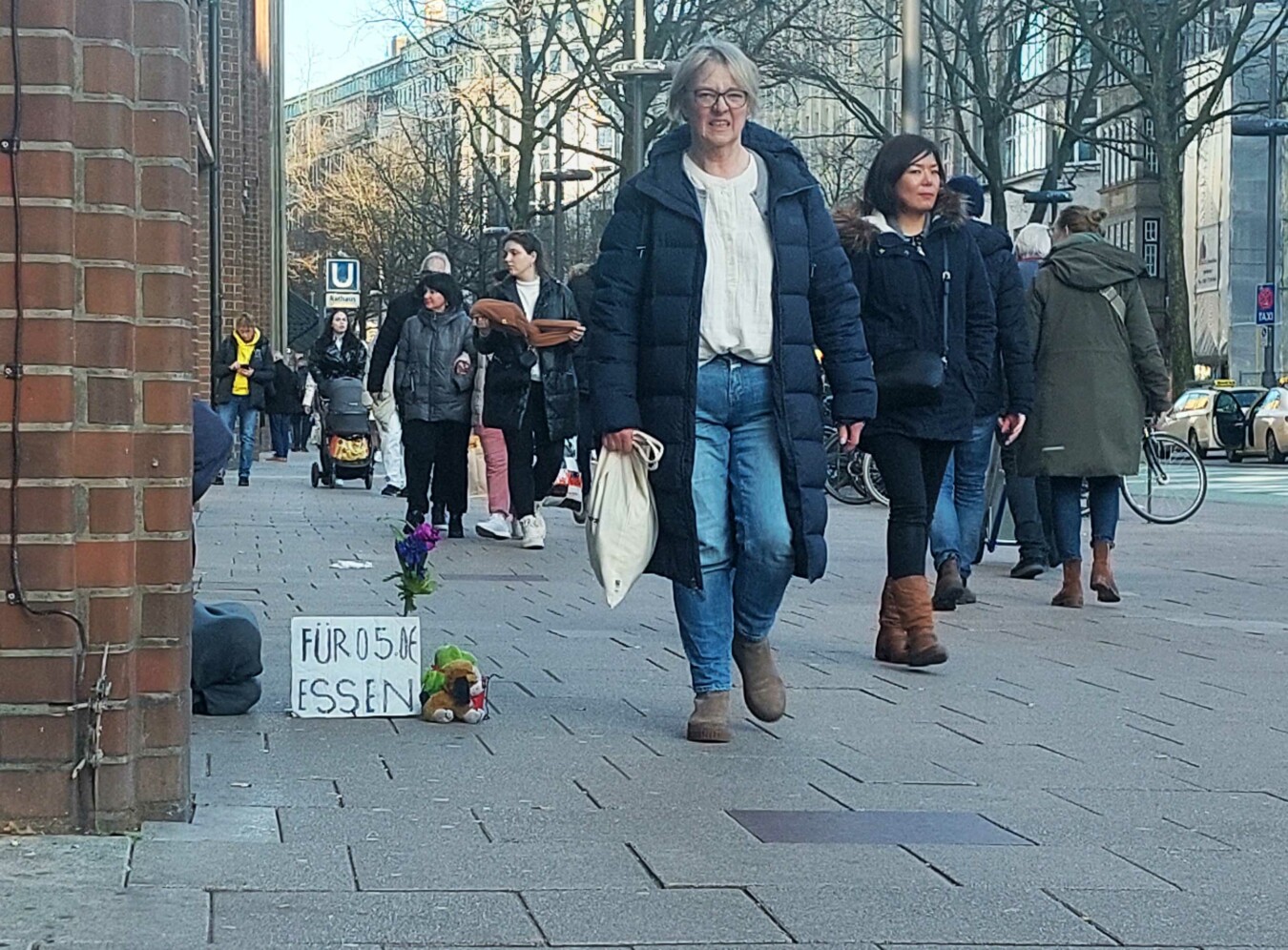 Armut: Polizei vertreibt Bettler:innen aus der Innenstadt – Hinz&Kunzt